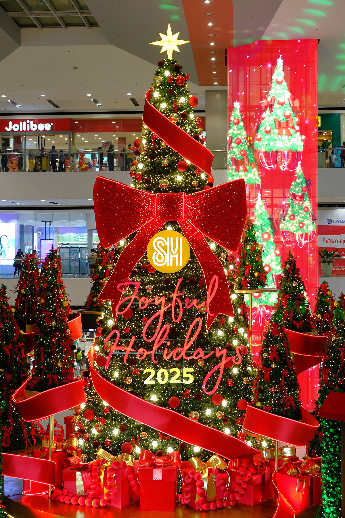 SM Lanang unwraps a Joyful Christma