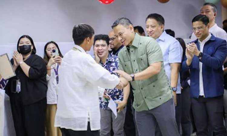 DepEd chief fetes ‘hero teachers,’ community partners