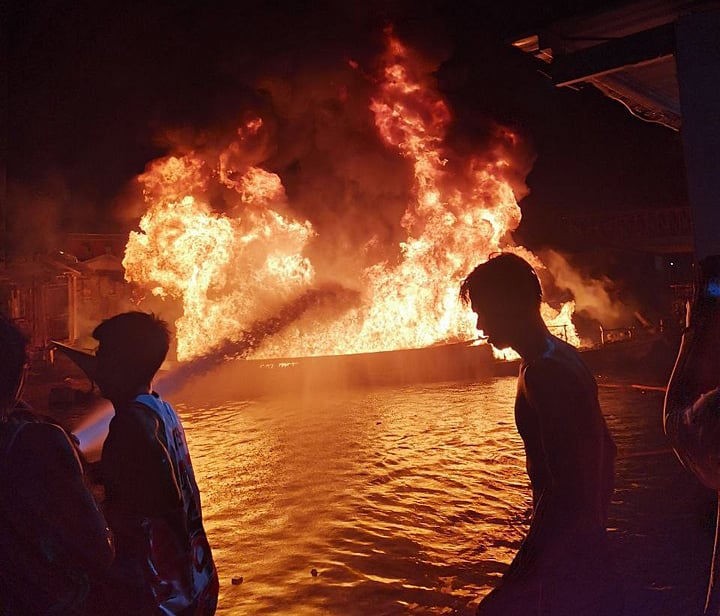 Fire razes 2 motorboats in Zamboanga City