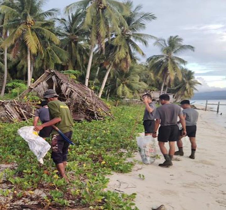 104IB conducts clean-up drives in 2 Sulu towns