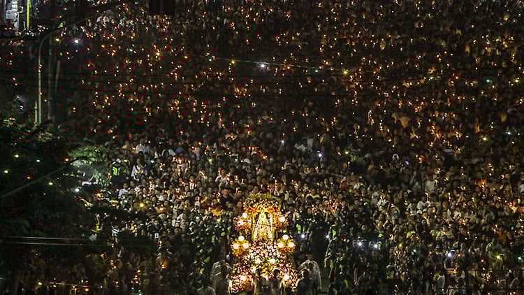 200K nisalmot sa Walk with Mary