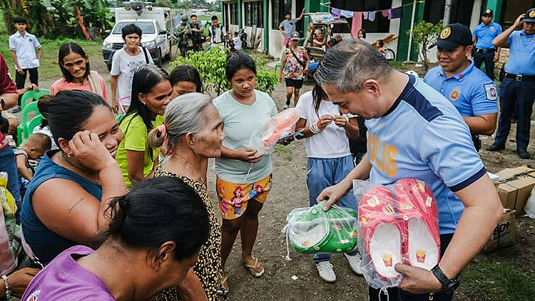 PRO-NIR holds giftgiving in Moises Padilla evacuation center