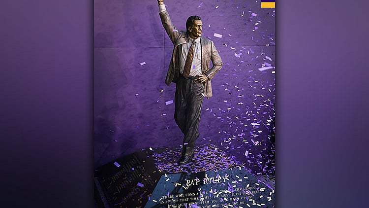 Estatuwa ni Riley gi-unveil sa Lakers
