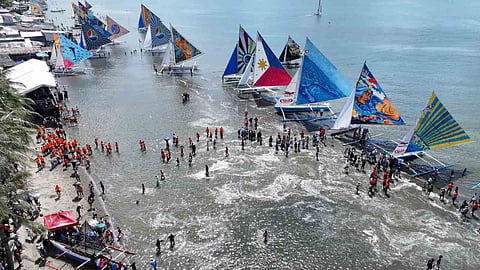 Paraw Regatta draws thousands safely