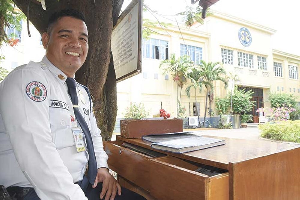'Kuya Guard' becomes grade school teacher