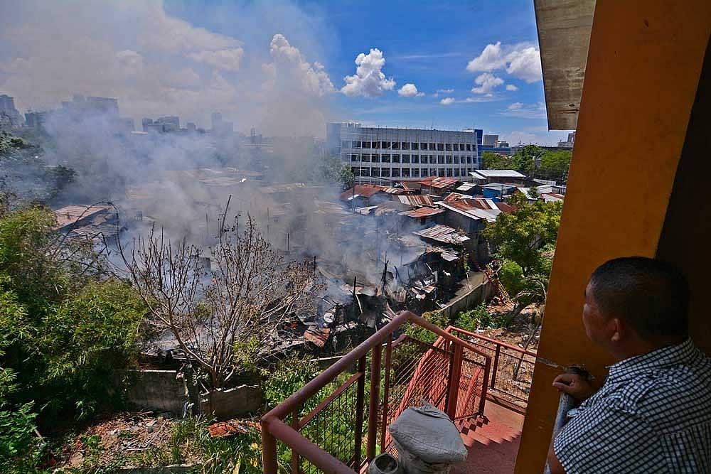 Lorega fire razes 25 houses