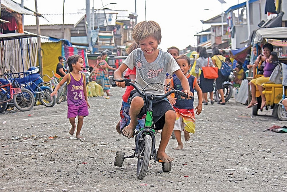 Mga bata nagdula og bisikleta