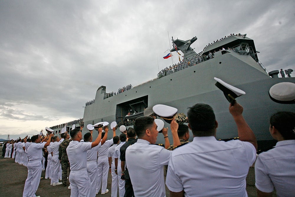 Navy, families send off 700 bound for Hawaii exercises