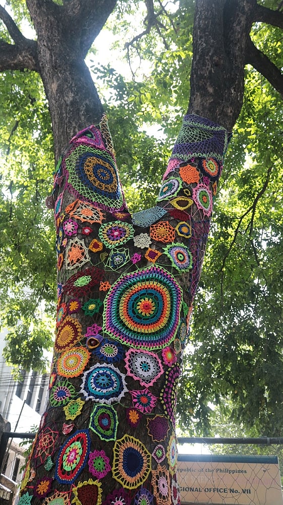 Crochet group 'bombs' with yarn chosen trees
