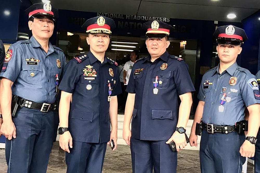 Cops in bar raid get awards, Palace support