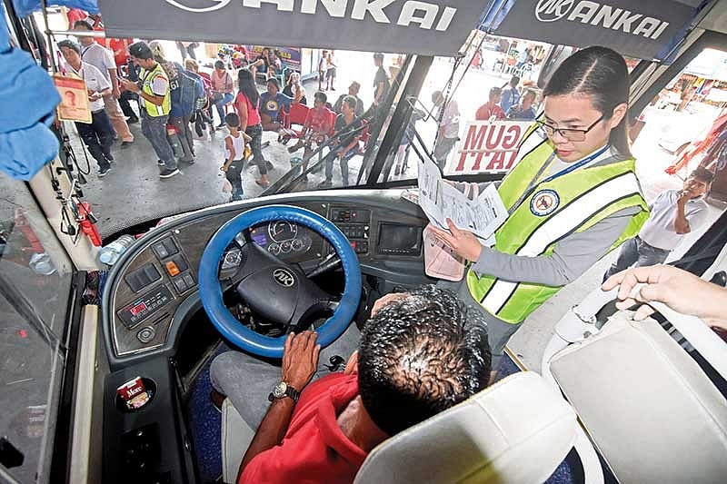 PDEA surprises van, bus drivers
