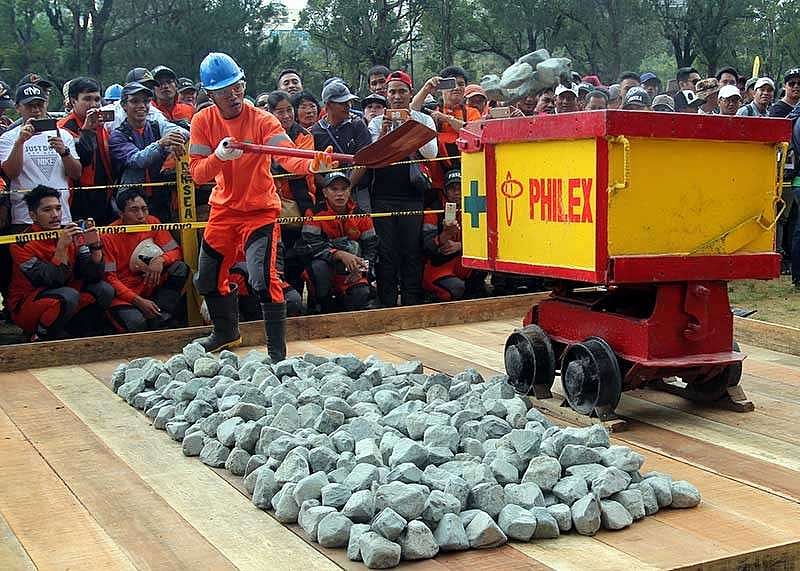 Hand mocking competition