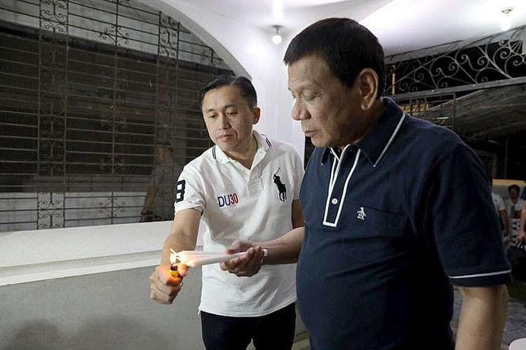 Rodrigo Duterte visits parents grave during mothers death anniversary