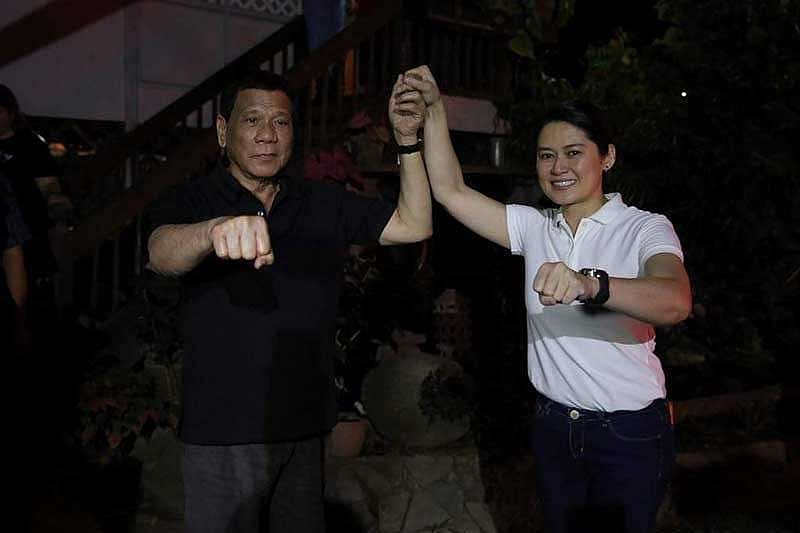 Duterte raises Balaba's hand