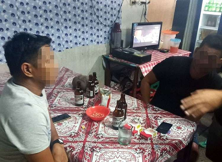 2 cops arrested for drinking in public