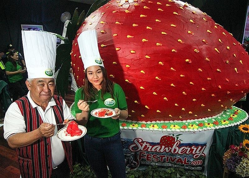 Valley floats wow, giant cake satisfies 12,000