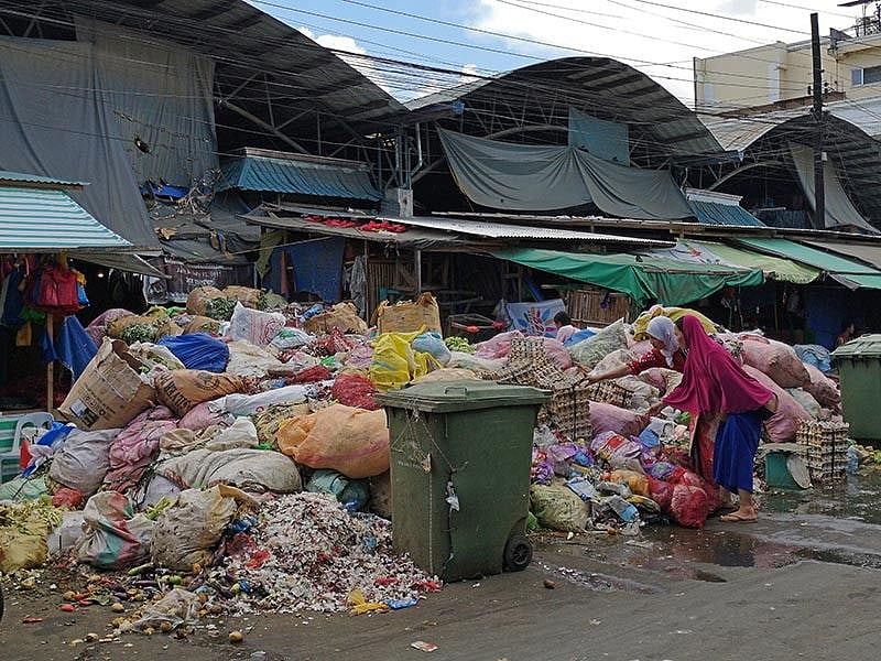 Cenro: Settle garbage woes with management