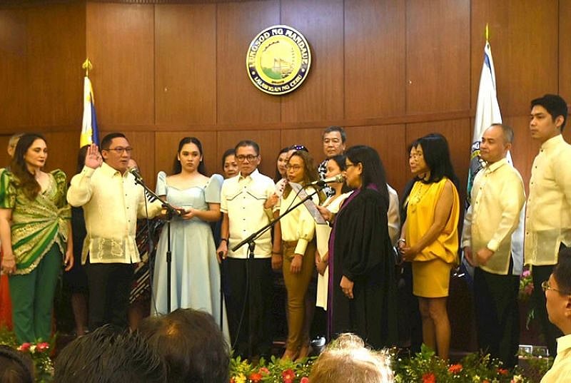 Mayor Jonas Cortes orders early flag-raising activity at Mandaue City Hall