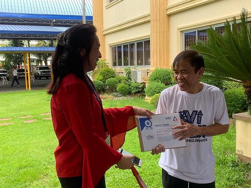 Dole-Central Luzon rewards honest employees