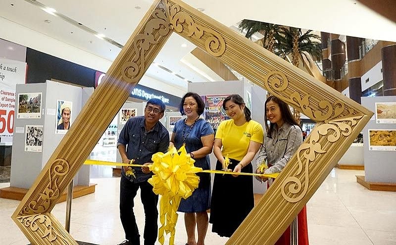 Lens’ members open photo exhibit on social issues