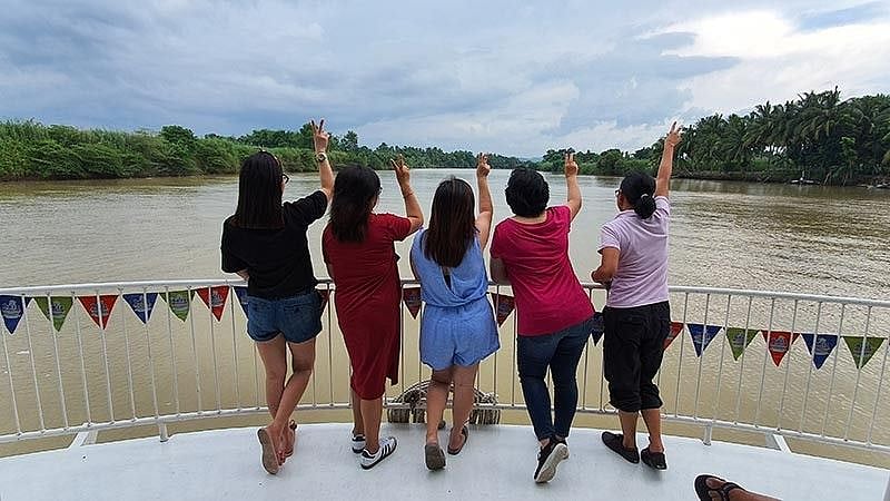 Voyaging along the Ilog River