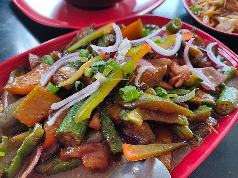 Lumawag: Beef pares along Bacaca