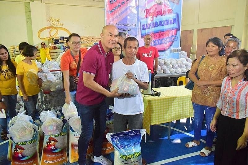 Mabalacat provides food aid to indigent families