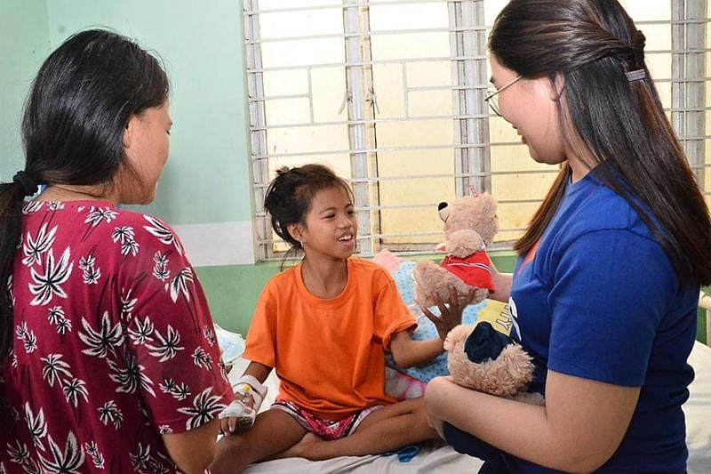 Mall distributes ‘Bears of Joy’ to kids at hospital