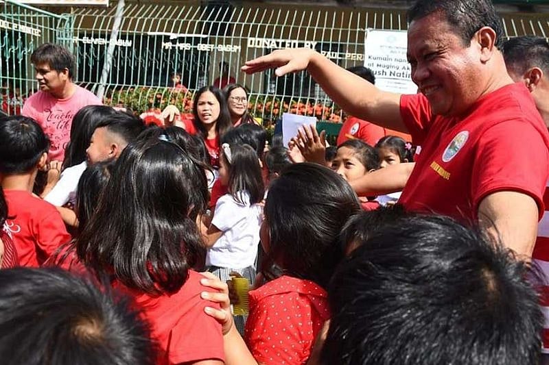 Candaba Mayor Rene Maglanque celebrates birthday with elementary students