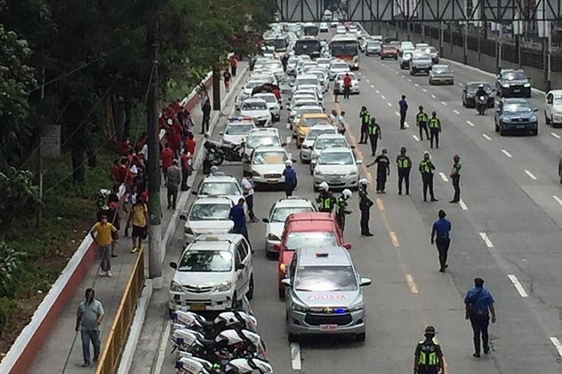Police apprehend, then release 600 PUV drivers on Edsa