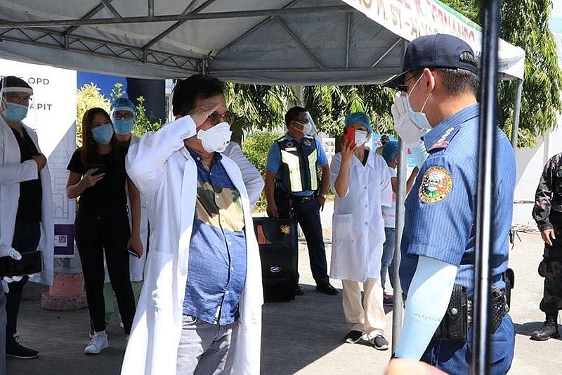PNP-Bulacan gives complete sets of PPEs, supplies to hospital