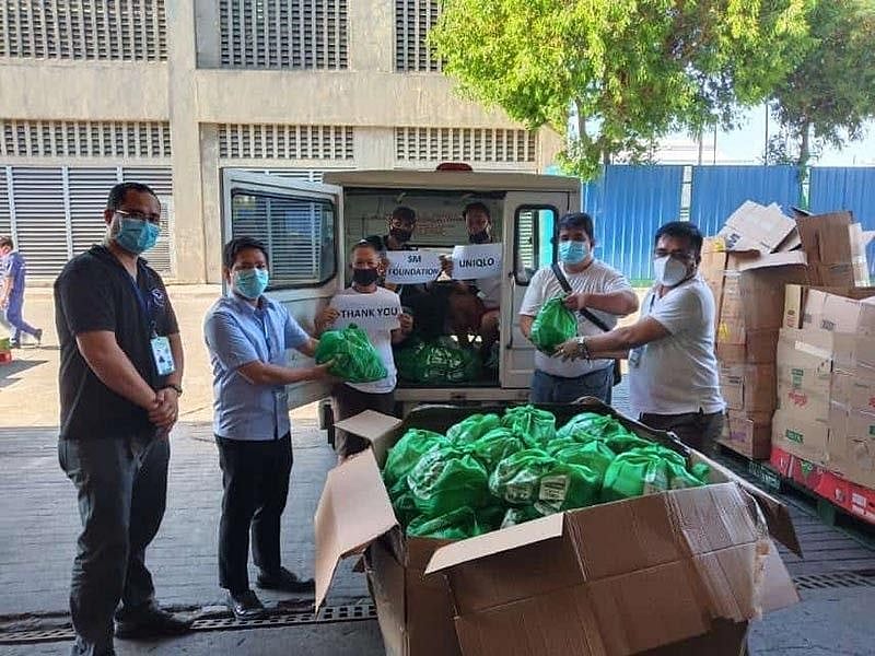 SM mall donates food packs