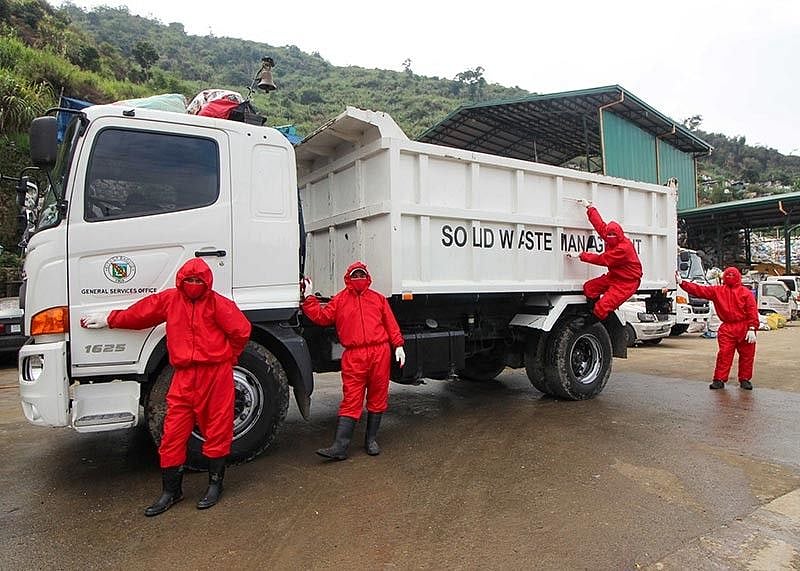 Group provides PPE for garbage collectors