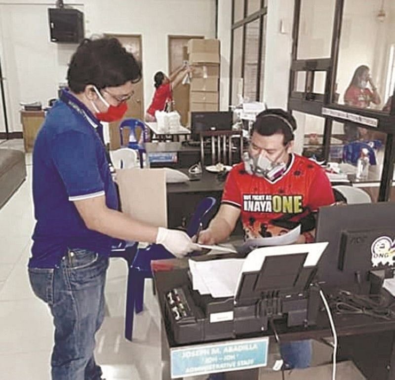 DILG 7 probes brgy. Inayawan chief on rice distribution mass gathering