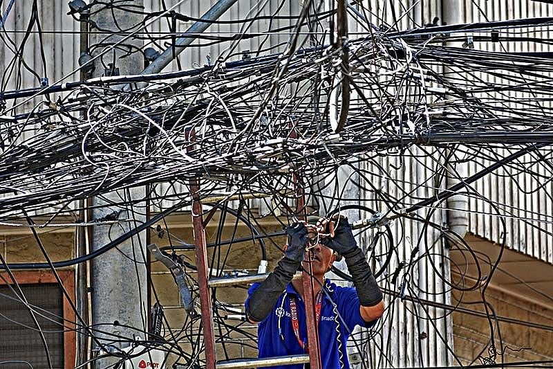 Cebu City Hall on renewed effort to remove spaghetti wires