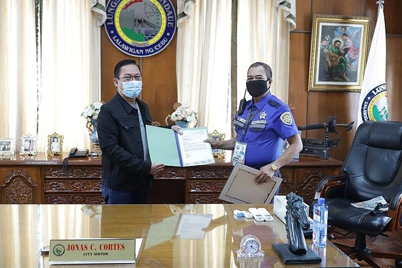 Mandaue mayor honors honest traffic enforcer
