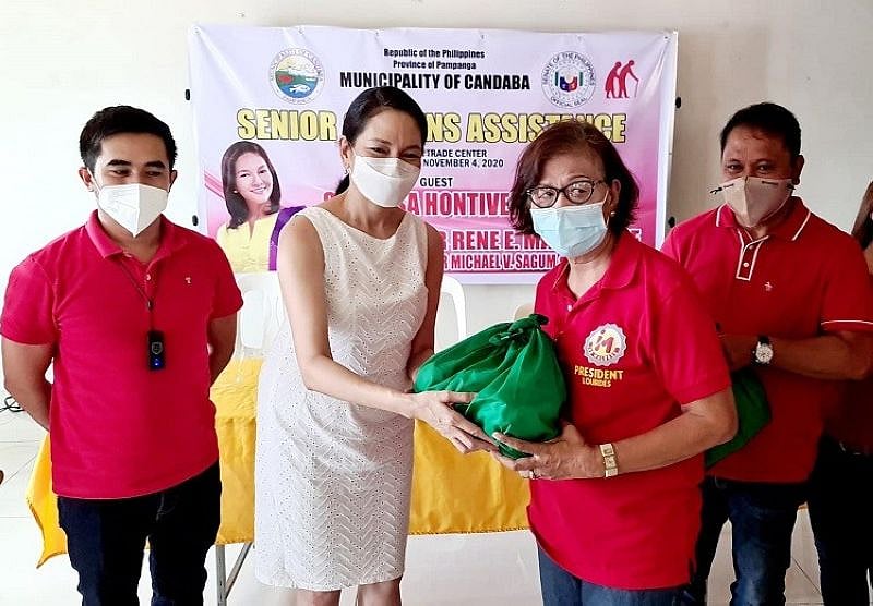 Senator gives immunopacks to Candaba elderly