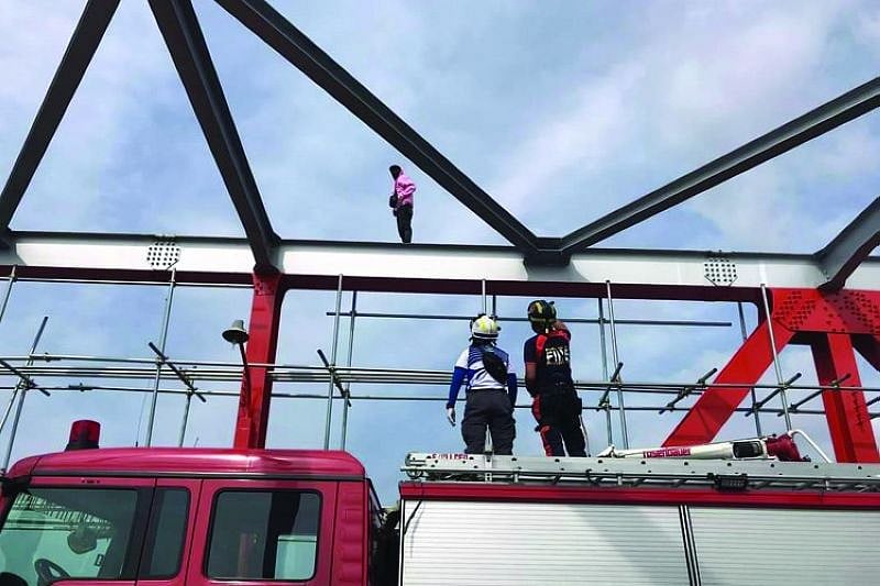 Man attempts to jump off Mactan bridge