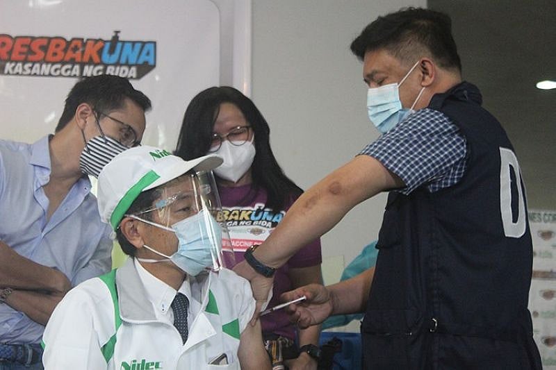 Subic kicks off vaccination of economic frontliners