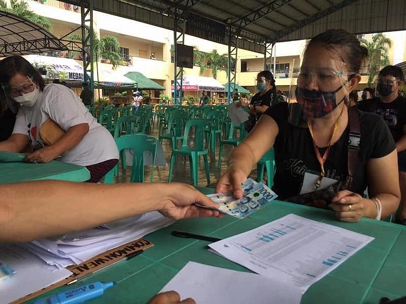 Government begins distributing cash aid in NCR