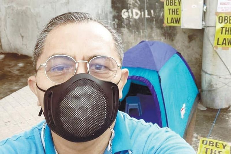 Lawyer holds 'hunger strike' vs. condo management