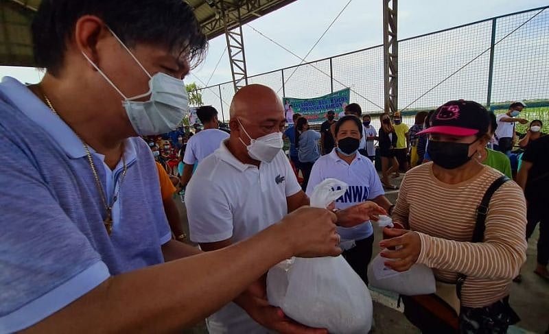 Thousands of flood victims get food donation