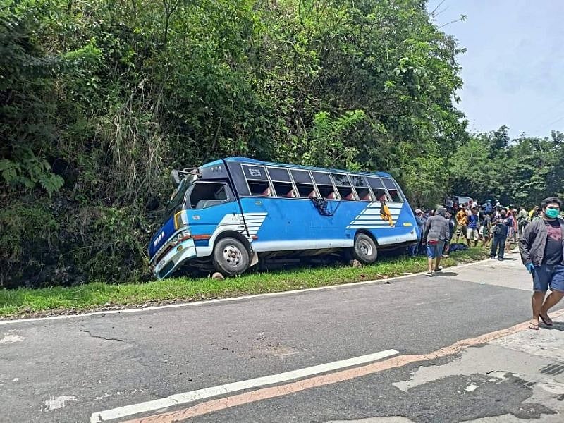 2 killed, 2 injured in mini bus crash