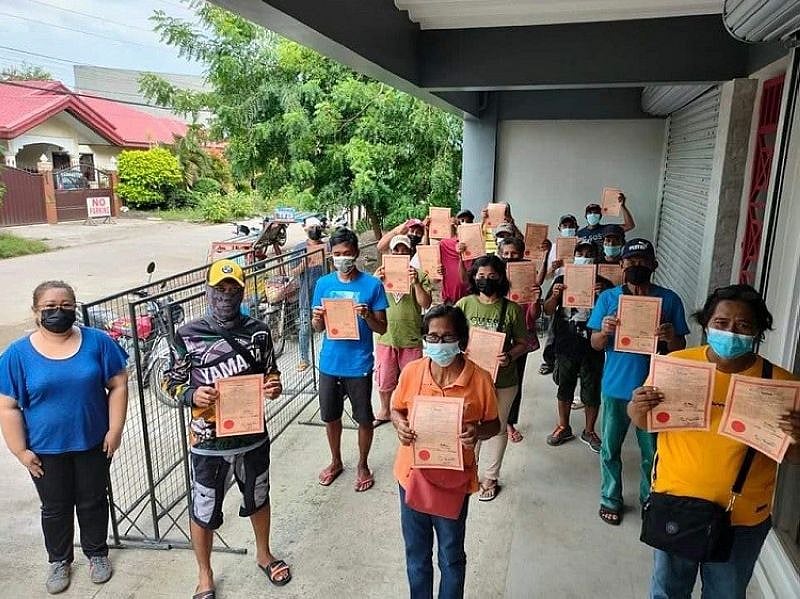 77 farmers in southern Negros Occidental receive land titles