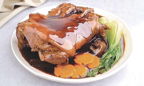 Pata Tim (Chinese-Style Braised Pork Leg)