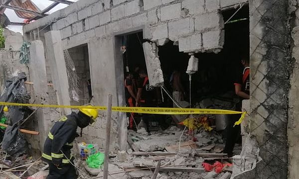 4 hurt in oxygen tank explosion