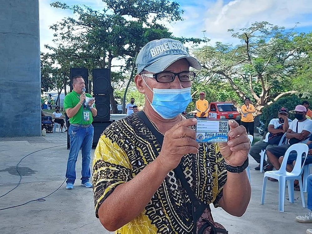 More Mandaue fishermen get Dasig Sugbo cards