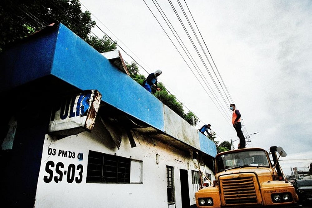 San Fernando LGU, DPWH resume demolition of road obstructions