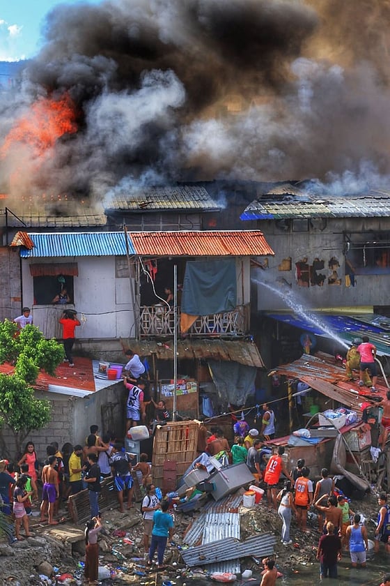 IN PHOTOS: Fire hits Barangay Ermita