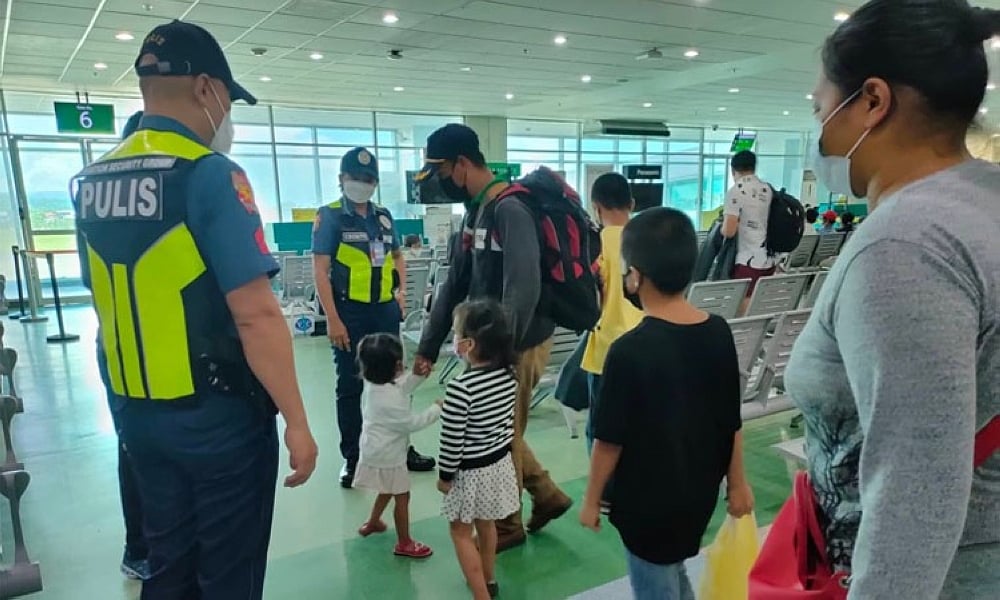 CAB, cops help stranded family in Davao Airport